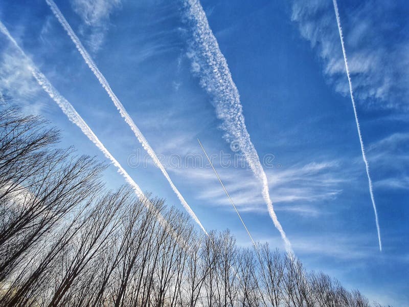 Crossing contrails stock image. Image of aeroplane, patterns - 303541089