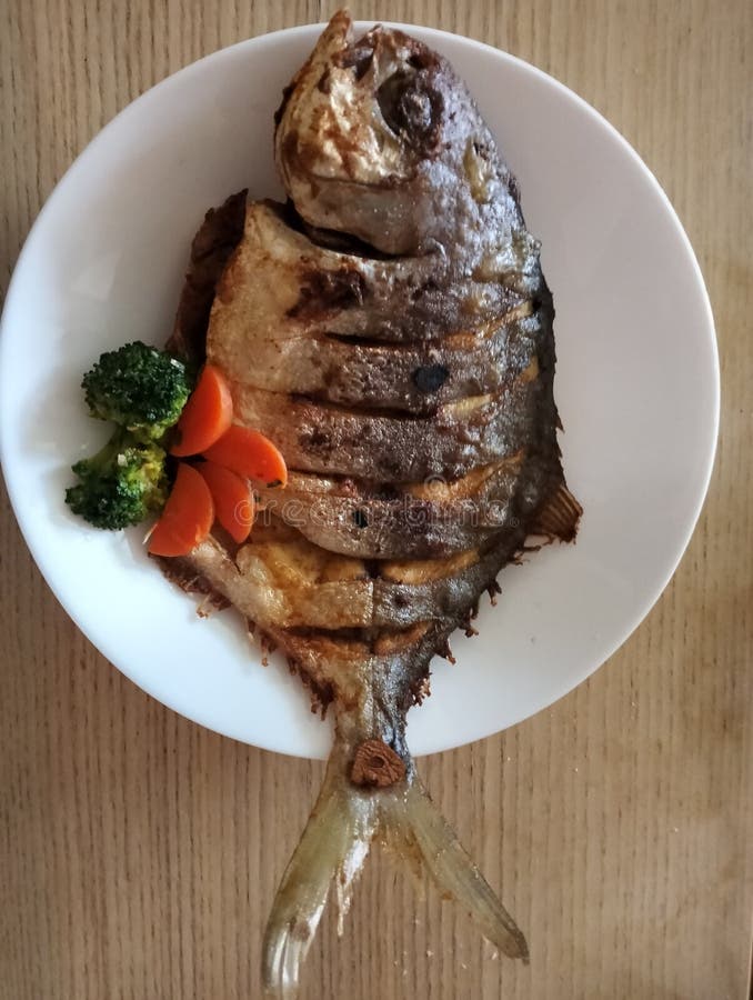 Deep Fried Pomfret Fish with Vegetables Garnish Stock Image - Image of ...