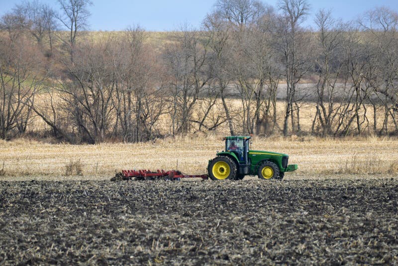 Deere 8420 Tractor Pulling a White 445 Disk Chisel Plow Editorial ...