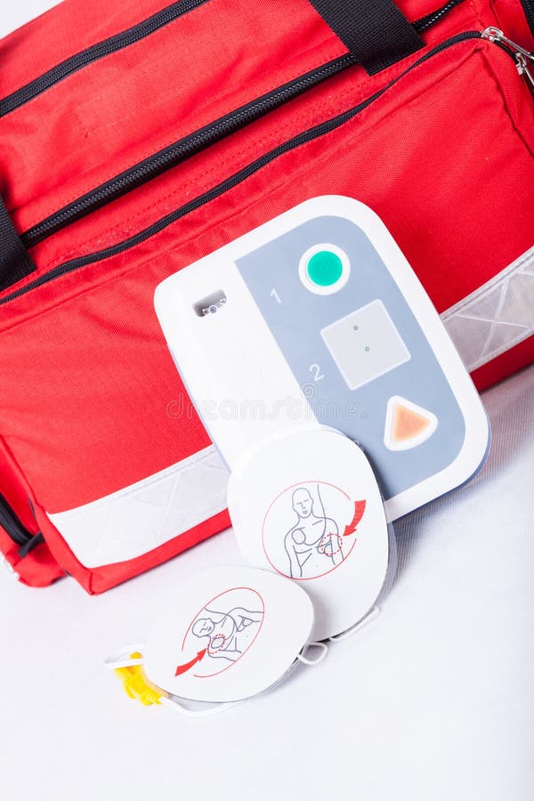 Defibrillatore Nel Kit Di Pronto Soccorso Fotografia Stock - Immagine ...