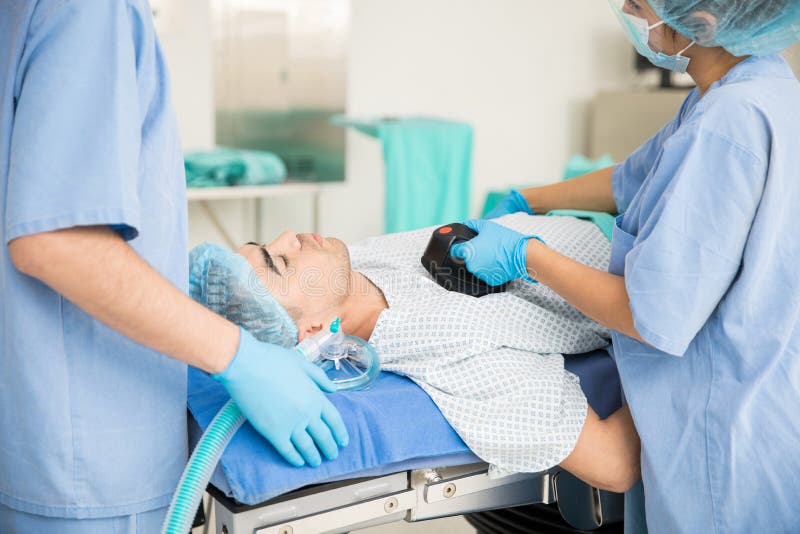 Medico Che Esegue Defibrillazione Fotografia Stock - Immagine di ...