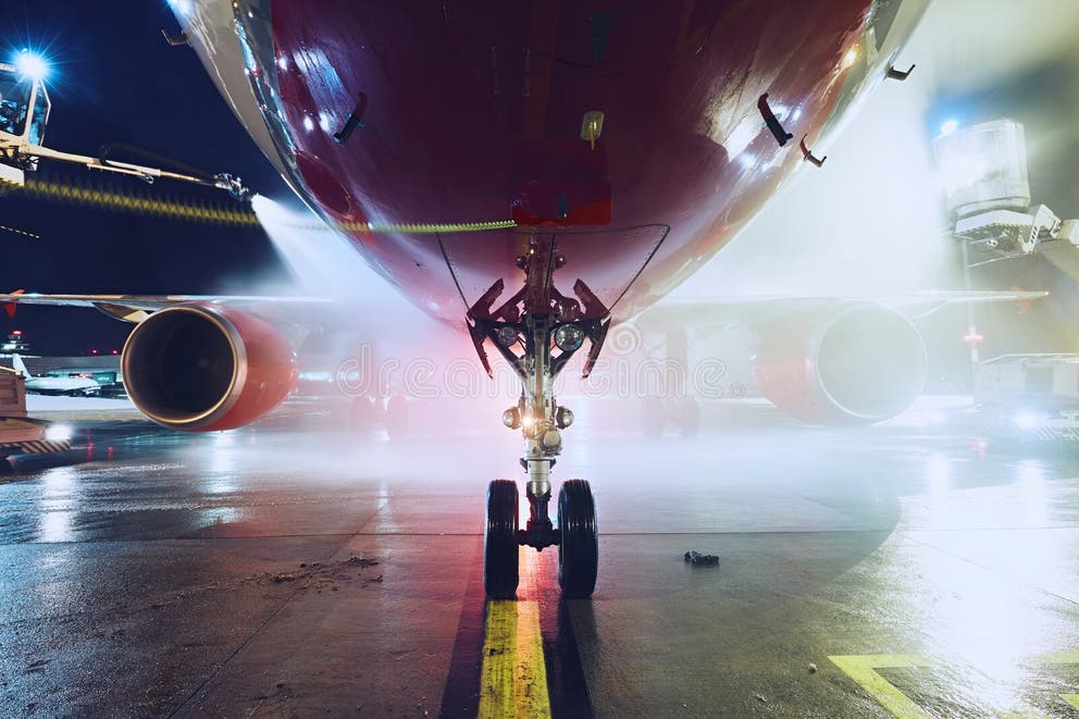 Deicing of the airplane stock image. Image of icing, plane - 84231583