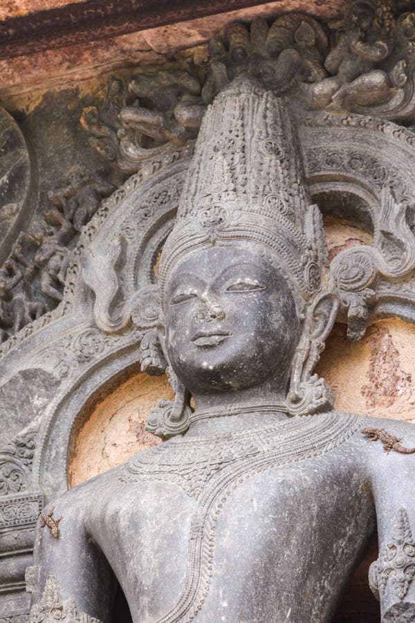 Deidad Antigua Entre Las Ruinas De Un Templo En Asia Foto de archivo ...