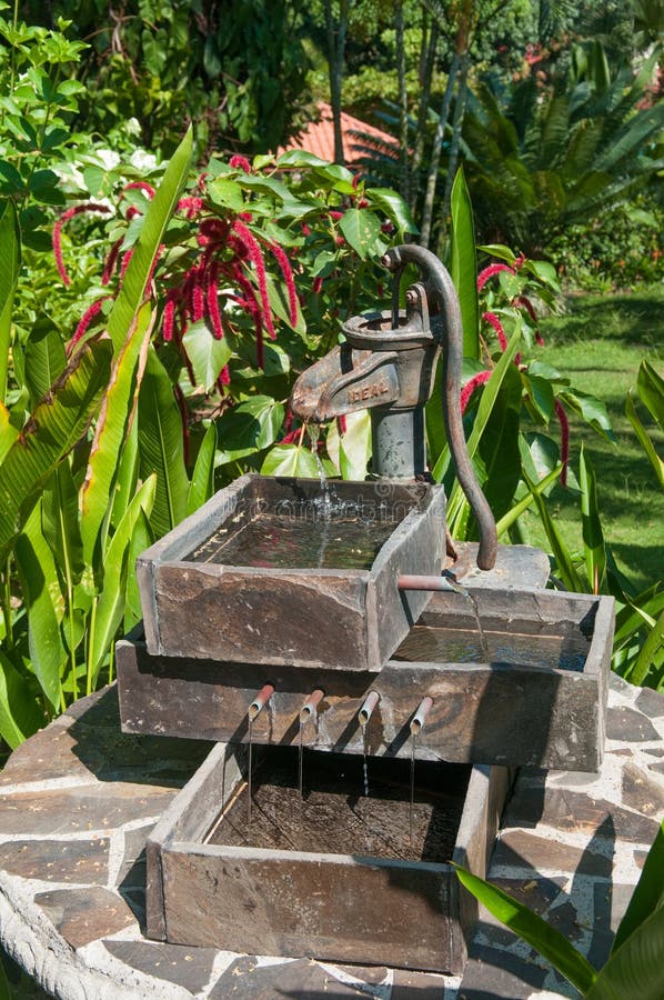 Dekorativ vattenpump arkivfoto. Bild av vatten, staty - 44257344