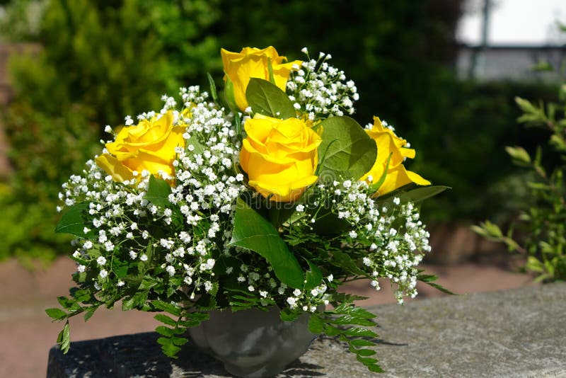 Dekorerad Bukett Av Gula Rosor Arkivfoto - Bild av sommar, vykort: 57133336