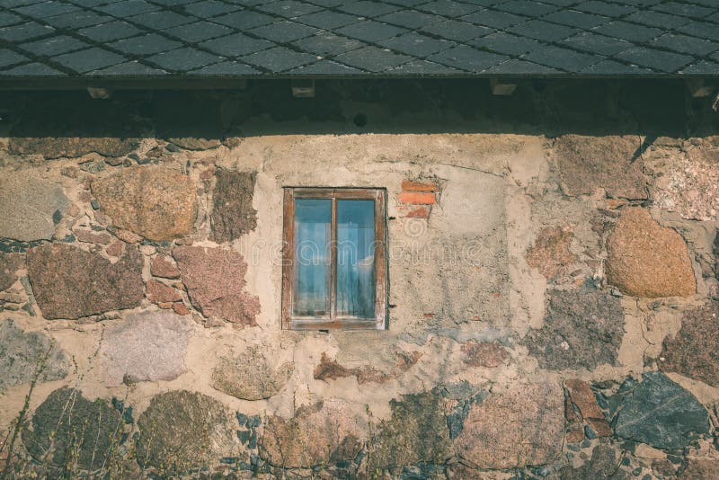 Del Edificio Viejo De La Roca - Mirada Del Verde Del Vintage Foto de ...