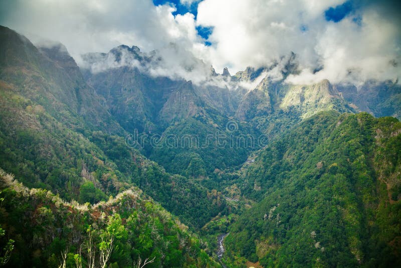 La Levada Dos Balcoes Que Atraviesa Un Estrecho Desfiladero Imagen de ...