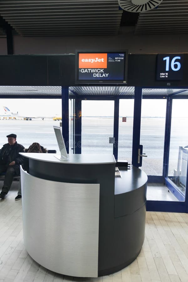 Delayed flight editorial photography. Image of gatwick - 28433747