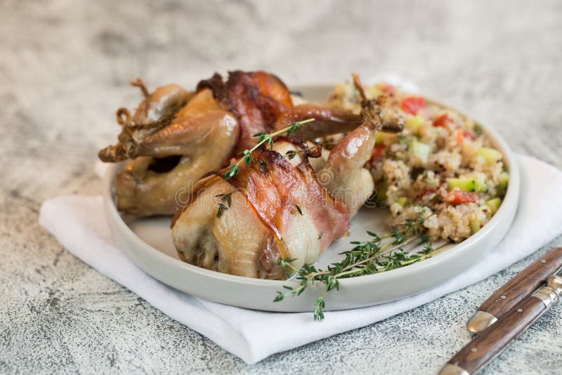 Delicioso Codorniz Al Horno Con Tocino Y Plato Lateral Imagen de ...