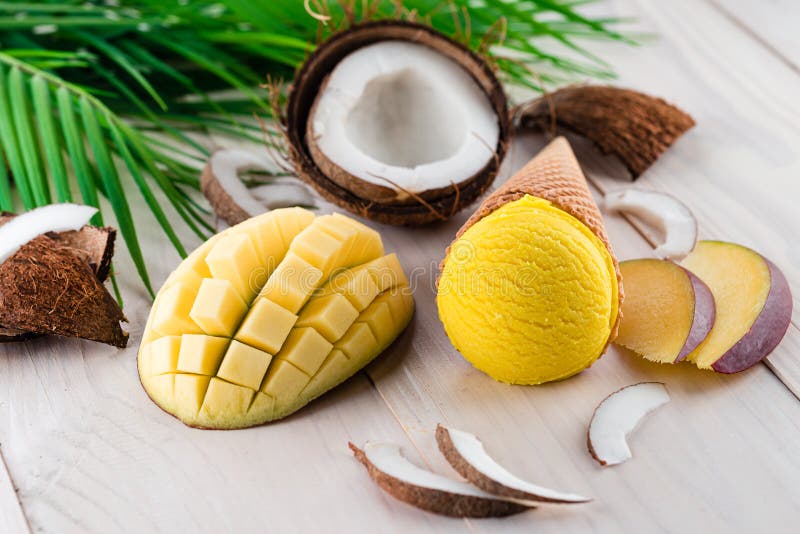 Delicioso Helado Amarillo En Helado De Concha De Coco Mango Foto de ...