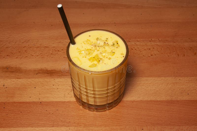Delicioso mango lassi foto de stock. Imagem de frio - 252765934