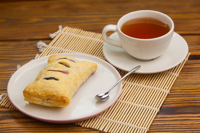Delicioso Panecillo Crujiente Con Plato En El Plato Foto de archivo ...