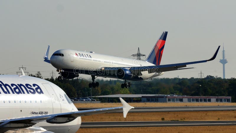 Delta Air Lines Landing on Runway Editorial Photography - Image of ...