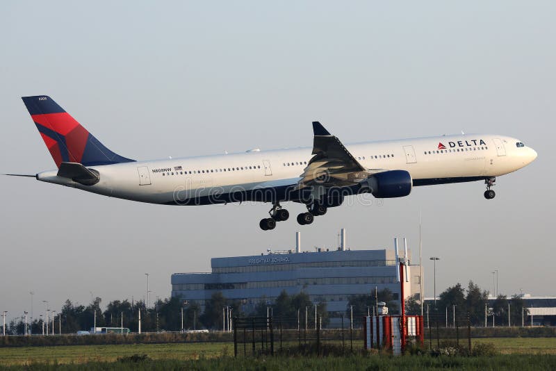 Delta Airlines Plane Taking Off Editorial Stock Photo - Image of delta ...
