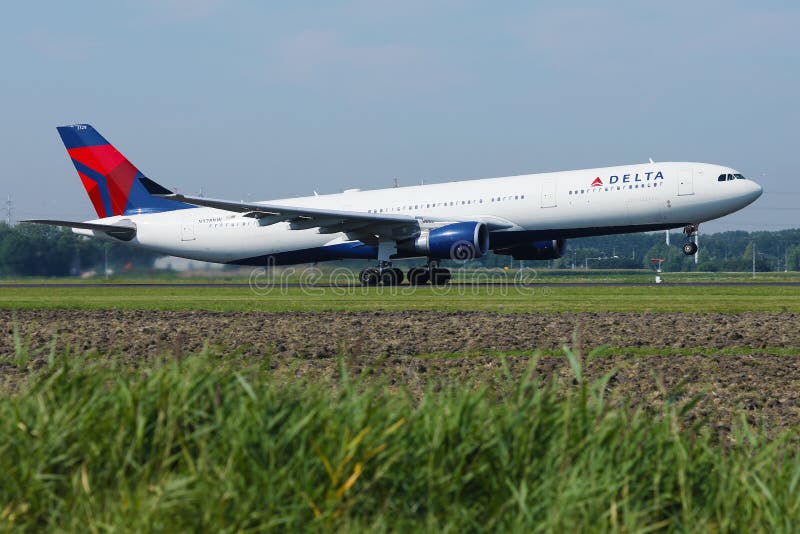 Delta Airlines Plane Taking Off Editorial Stock Image - Image of ...
