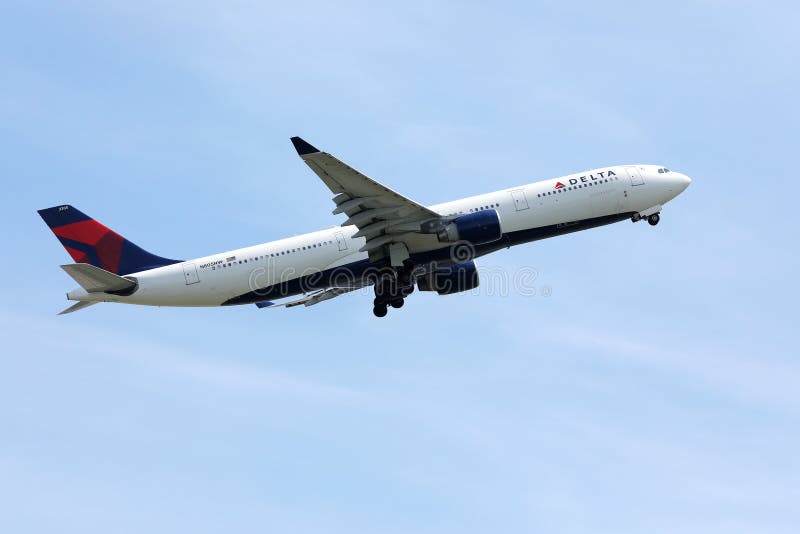 Delta Airlines plane editorial stock image. Image of delta - 154820049