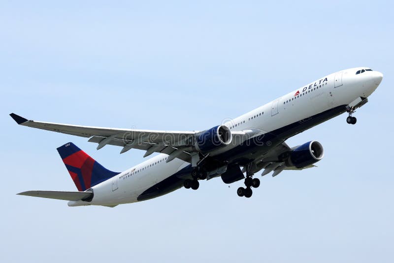 Delta Airlines plane editorial photography. Image of planes - 154820077