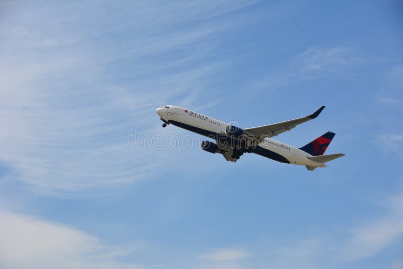 Delta Airlines Plane in Flight Editorial Image - Image of plane, delta ...