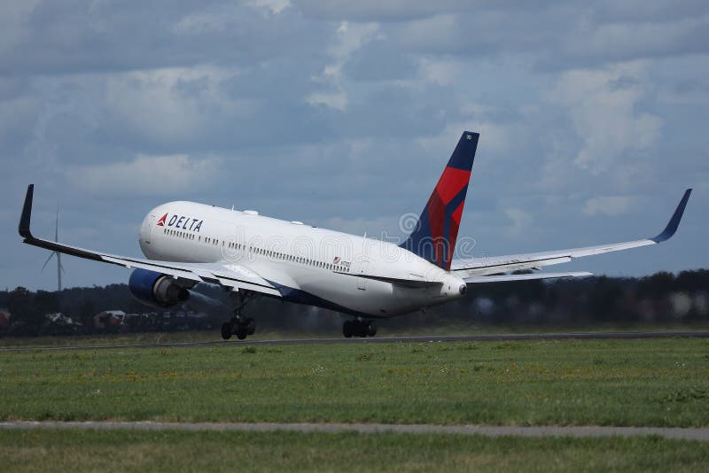 Delta Airlines Plane Taking Off Editorial Image - Image of aeroplanes ...