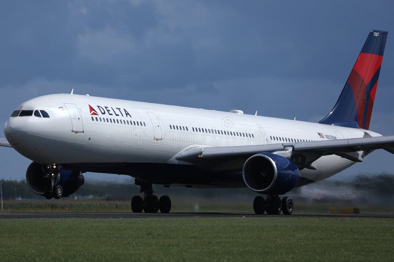 Delta Airlines Plane Taking Off Editorial Stock Photo - Image of takes ...