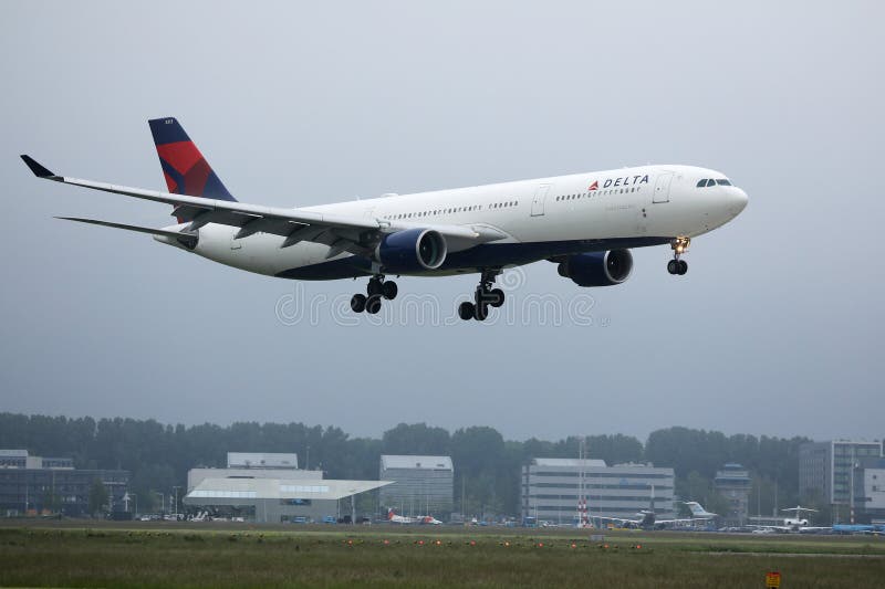 Delta Airlines Plane Taking Off Editorial Stock Photo - Image of delta ...
