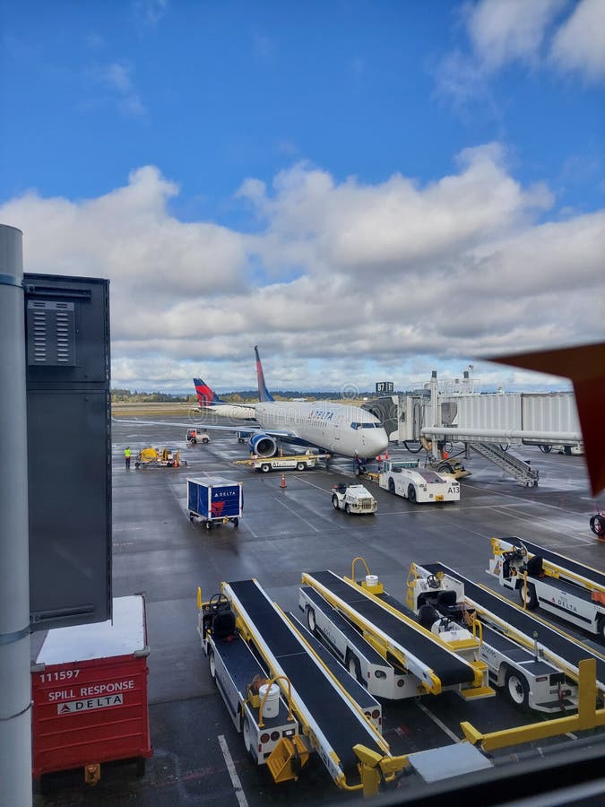 Delta airlines. editorial photography. Image of vehicle - 250516472