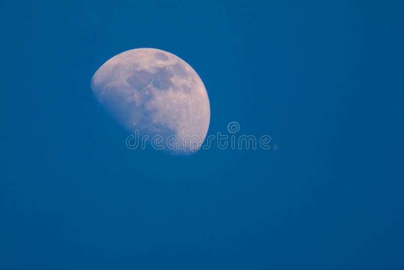 Demi-lune en ciel de jour image stock. Image du jour - 99083289
