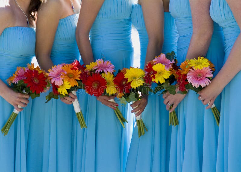 Quatre Demoiselles Dhonneur Retenant Des Bouquets De Mariage Image