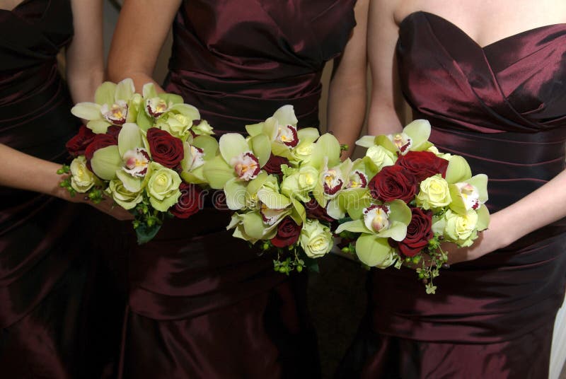 Demoiselles Dhonneur Retenant Leurs Bouquets De Mariage Photo Stock