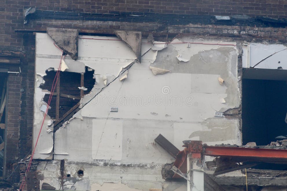 Demolición Del Edificio Viejo Foto de archivo - Imagen de viejo, edificio: 108439456