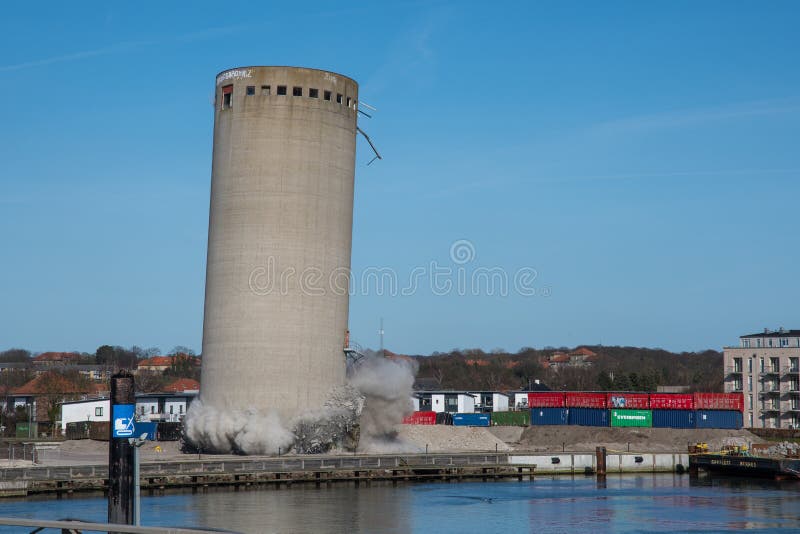 Demolition of a Silo Ends Badly As the Silo Falls in the Wrong ...