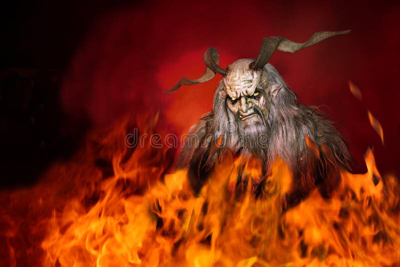 Il Demone Con I Corni Ed Il Fronte Diabolico Di Sorriso Beve La Birra ...