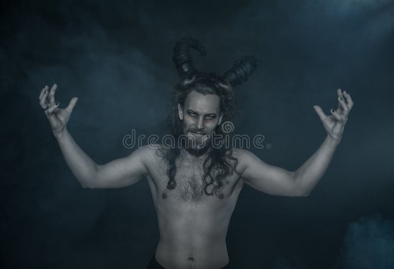 Demone Terribile Con I Corni Su Buio Immagine Stock - Immagine di nero ...