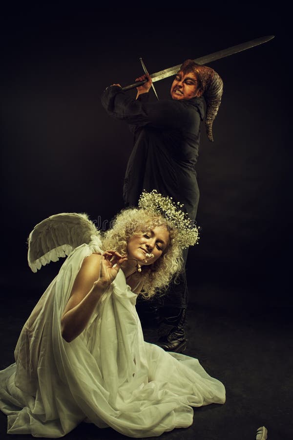 Demonio y ángel foto de archivo. Imagen de cielo, odio - 33994744