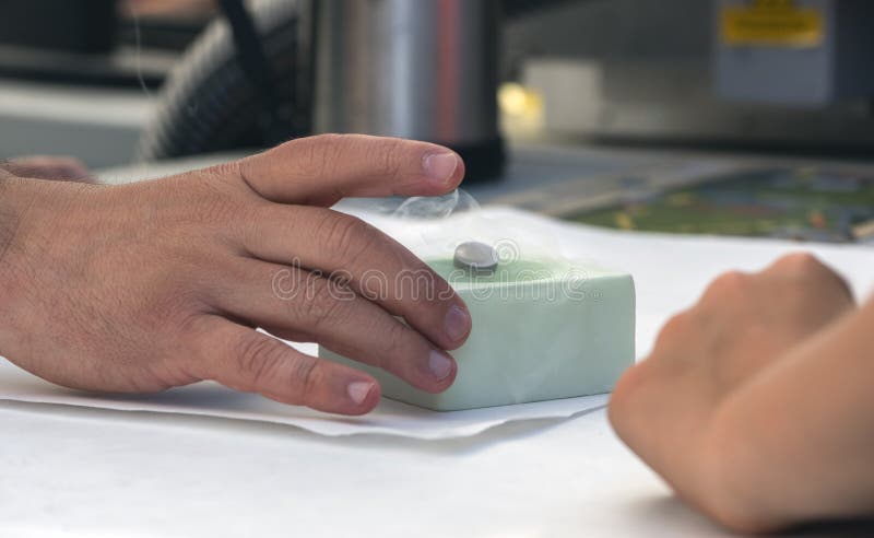 Demostración De La Superconductividad Foto de archivo - Imagen de ...