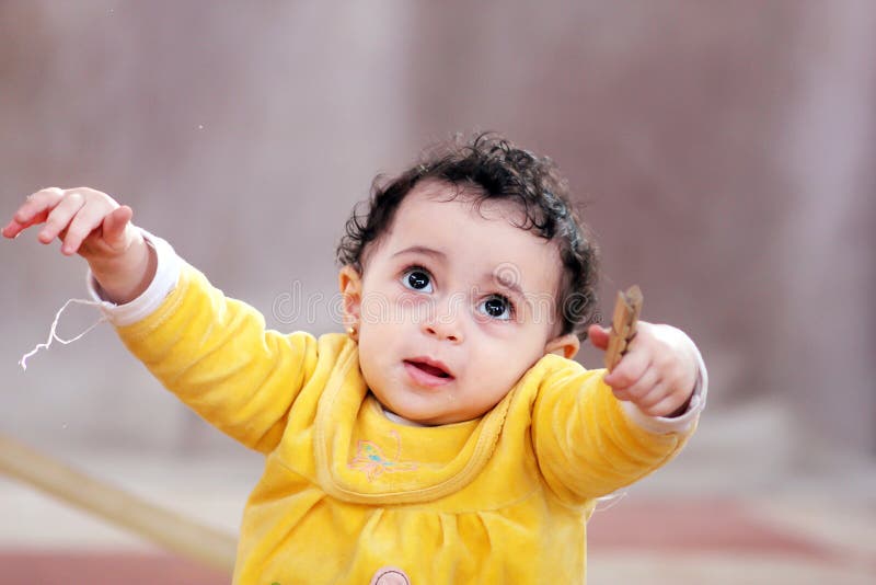 Den Arabiska Afrikanen Behandla Som Ett Barn Flickan Med Locket ...