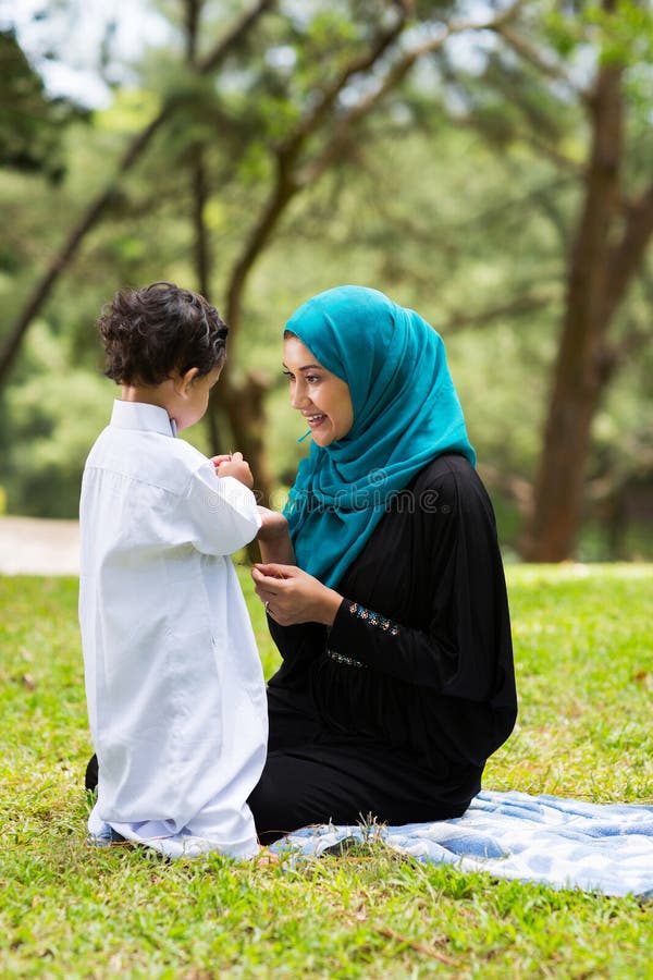Den Arabiska Modern Behandla Som Ett Barn Arkivfoto - Bild av barn ...