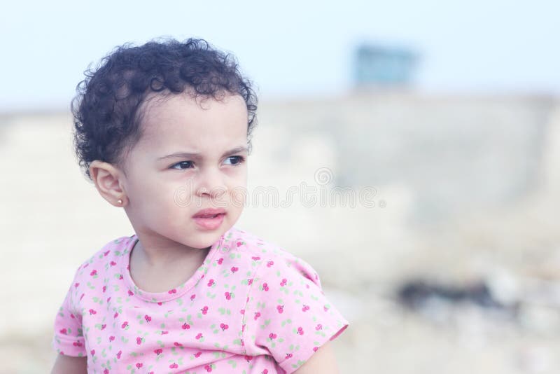 Den Ledsna Araben Behandla Som Ett Barn Flickan Arkivfoto - Bild av ...