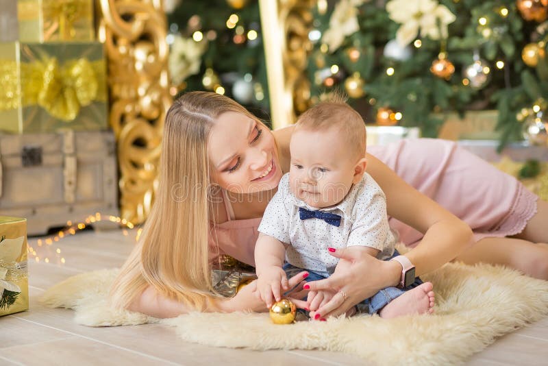 Härliga Små Behandla Som Ett Barn Pojken Firar Jul Ferier För ` S För