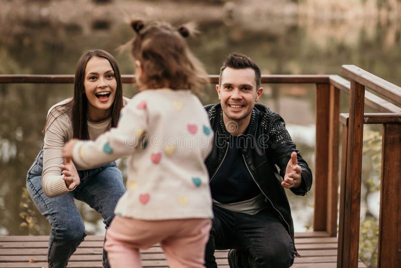Den Lyckliga Pappa Mamma Och Deras Lilla Dotter Går Vid Floden I Parken