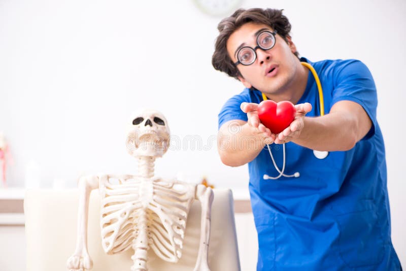Den Roliga Doktorn Med Skelettet I Sjukhus Arkivfoto - Bild av ...
