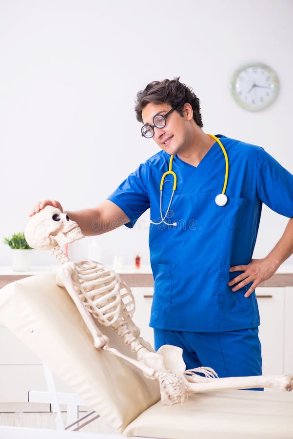 Den Roliga Doktorn Med Skelettet I Sjukhus Arkivfoto - Bild av läkare ...