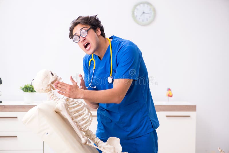 Den Roliga Doktorn Med Skelettet I Sjukhus Arkivfoto - Bild av ...