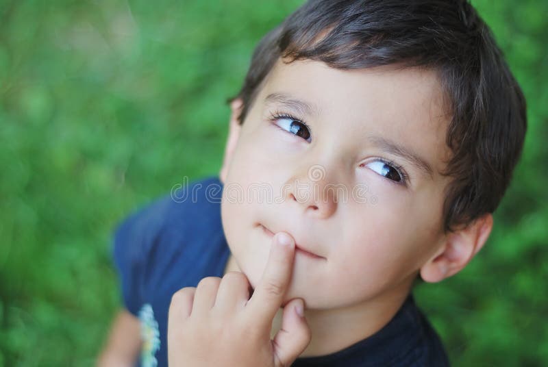 Denkendes Kind stockbild. Bild von schularbeit, öffnung - 10113529