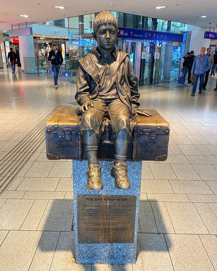 Denkmal Fur Das Kind Westbahnhof Vienna Austria Fotografía editorial ...