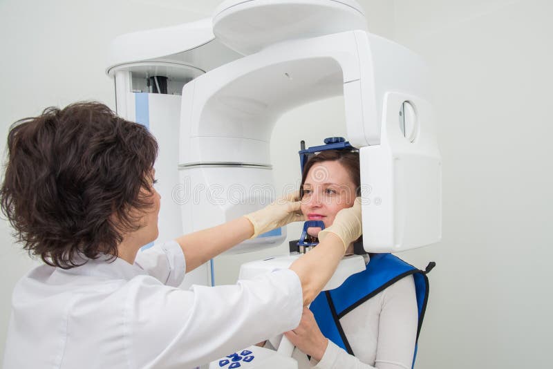 Dentista Que Toma Una Radiografía Digital Panorámica De Los Dientes Del