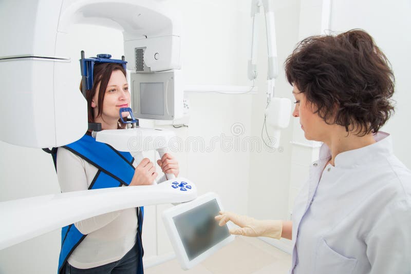 Dentista Que Toma Una Radiografía Digital Panorámica De Los Dientes Del
