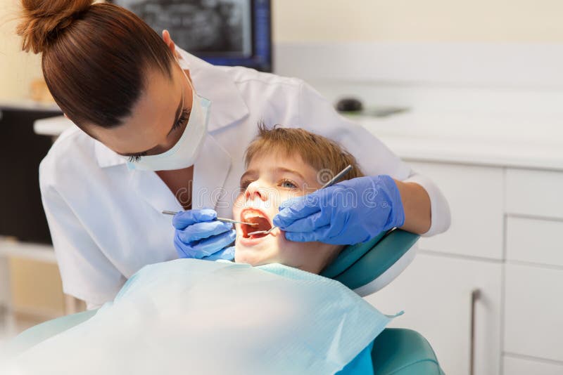 Dentiste Examinant Les Dents Patientes Image stock - Image du moderne ...