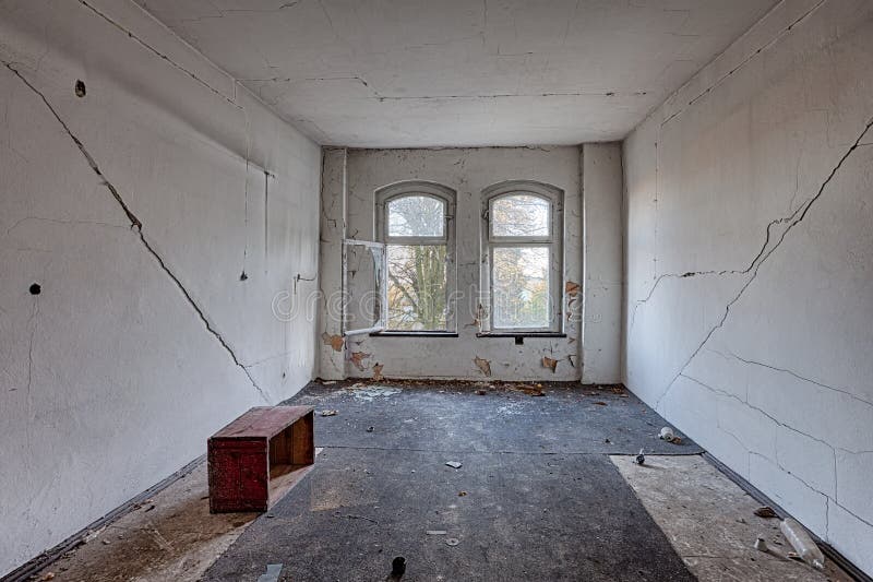 Dentro De La Casa Destruida Imagen de archivo - Imagen de sucio, bosque ...