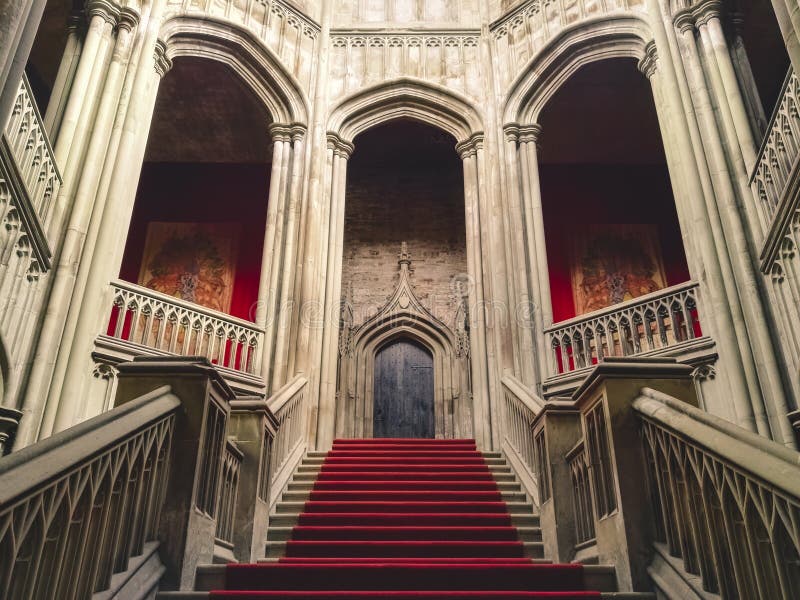 Dentro De Un Castillo Viejo Espeluznante Imagen de archivo - Imagen de ...